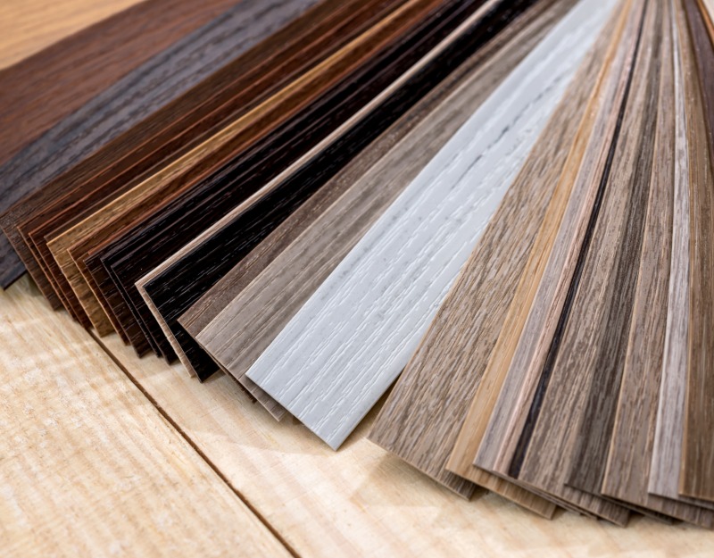 Pannelli di legno composito e materiali decorativi per superfici